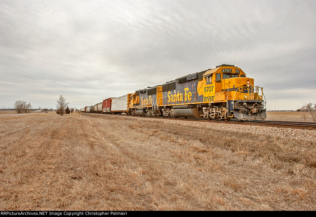 BNSF 8707 and BNSF 8717 Lead M-LINLIN1-20